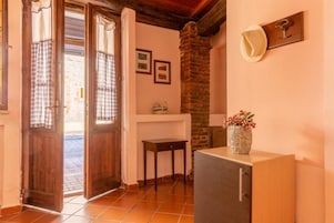 Quarto Triplo Comfort | Sala de estar | Televisor de ecrã plano de 28 polegadas com canais digitais, televisor 