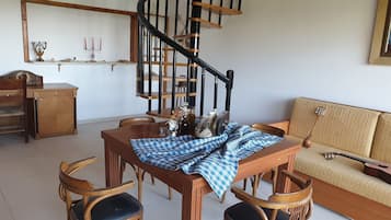 Casa, 1 quarto, terraço | Sala | TV de ecrã plano