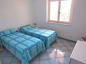 2 quartos, ferros/tábuas de passar roupa, roupa de cama