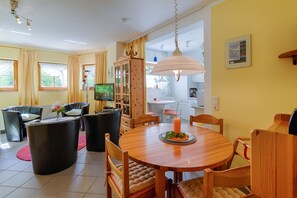 Apartamento Comfort, 2 quartos, pátio, vista para o jardim (Nr. 2) | Sala de estar | TV de ecrã plano, leitor de DVD 