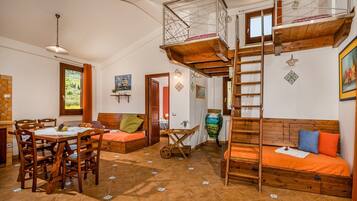 Vila, 1 quarto, para fumantes, sacada | Sala de estar | Livros