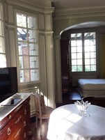 Quarto família (La Queen Yvonne) | Roupas de cama premium, edredons de pluma, camas Tempur-Pedic