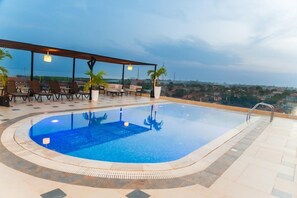 Piscina exterior, espreguiçadeiras 