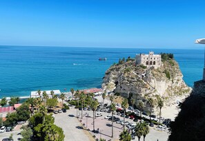 Apartamento, 2 quartos, acessível, varanda | Estacionamento | Estacionamento grátis sem manobrista