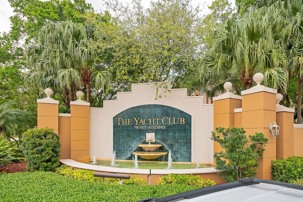 Yacht Club Aventura/ Unique Apt/ Marina View/ Free Parking-wifi - North Miami Beach, FL