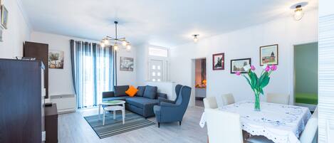 Apartamento (Three Bedroom Apartment with Sea View) | Opções para refeição no quarto