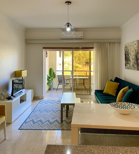 Modern Apartment - 1 Bedroom - 4 Guests - 5 Minutes To Beach - Porches