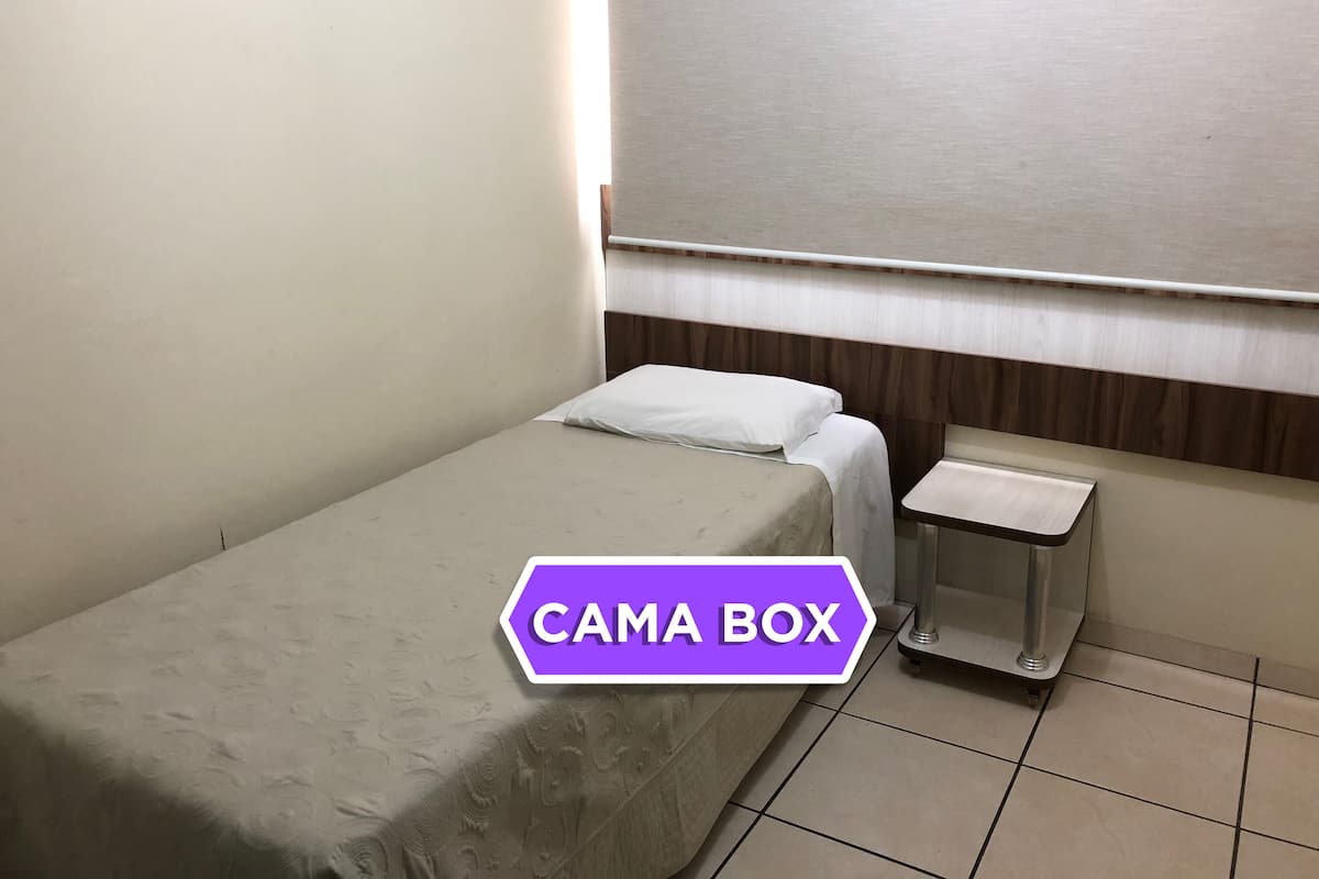 Quarto duplo econômico | Escrivaninha, espaço de trabalho para notebook, Wi-Fi de cortesia