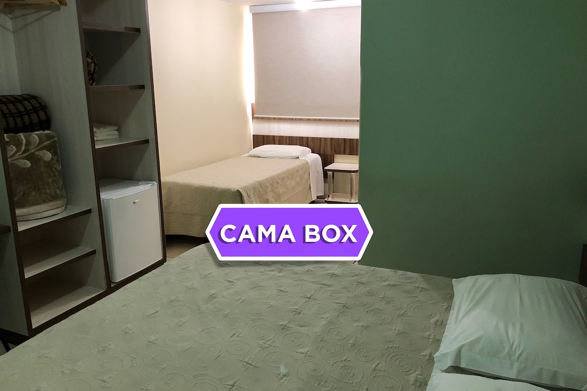 Quarto quádruplo econômico | Escrivaninha, espaço de trabalho para notebook, Wi-Fi de cortesia