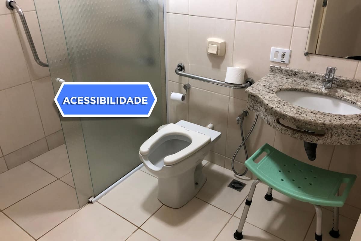Quarto triplo standard | Banheiro | Chuveiro, toalhas de banho, sabonete, shampoo