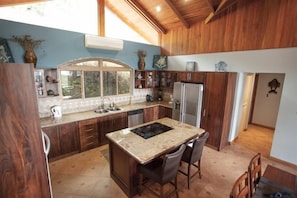 Villa de Luxo, 4 quartos, piscina privativa, vista para o oceano | Cozinha privada | Um frigorífico/congelador grande, um micro-ondas, uma placa de cozinha 