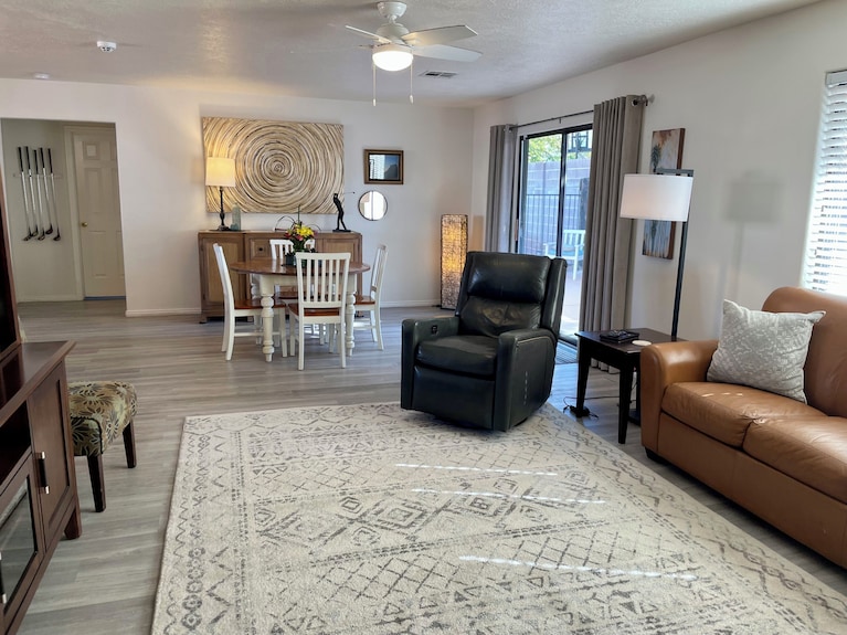 太陽の下でのあなたの場所! 静かな家、プライベートプール、温水浴槽 - メスキート, NV