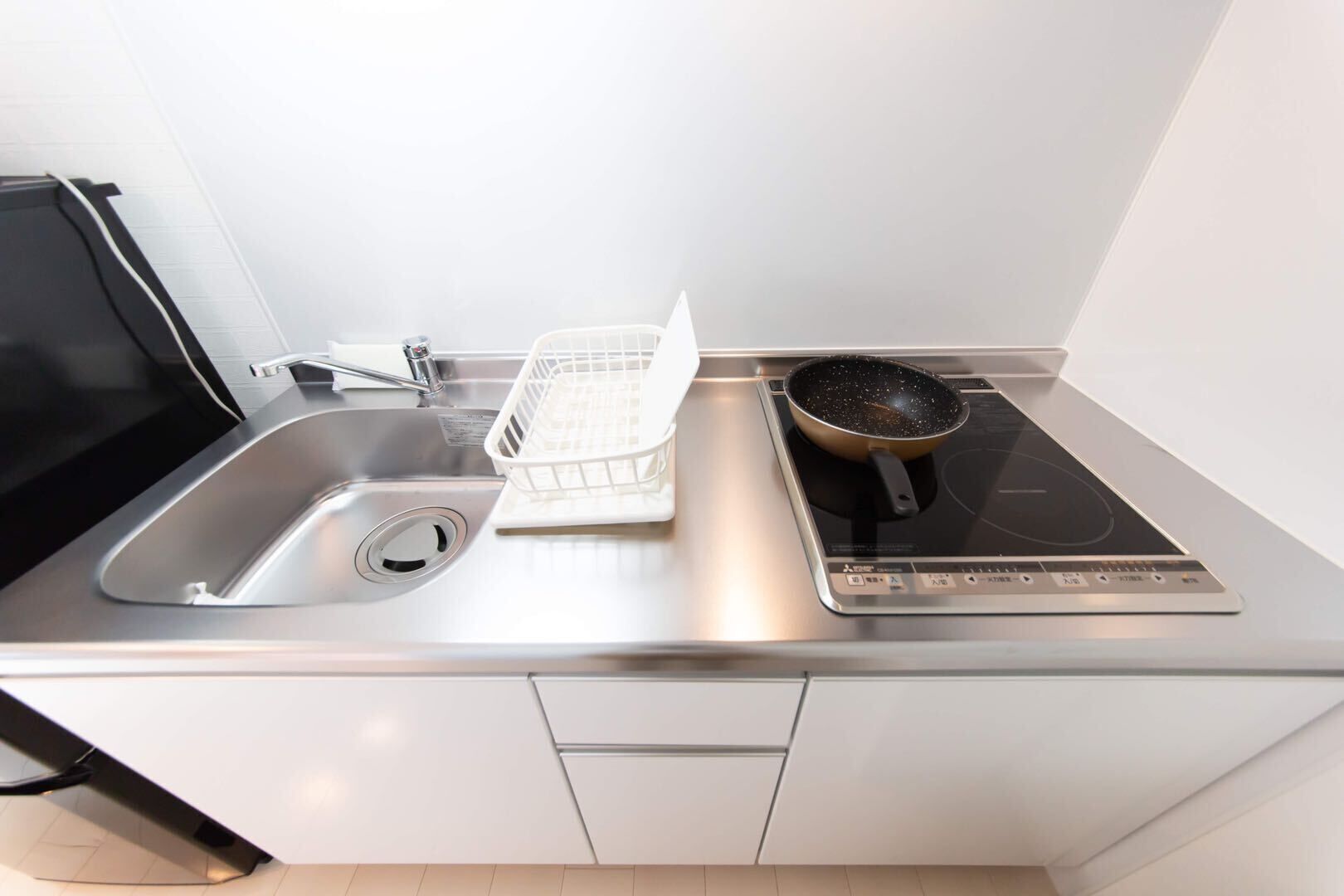 Um frigorífico, um micro-ondas, uma placa de cozinha 