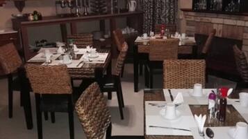 Pequenos-almoços servidos, cozinha local e internacional