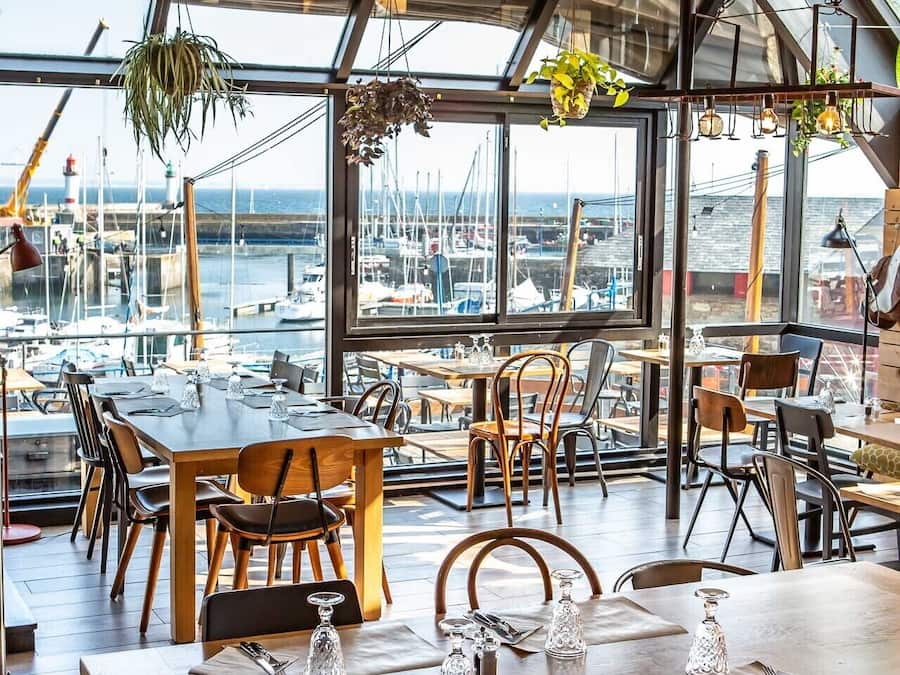 Serviço de almoço e jantar; culinária local, vistas para o mar