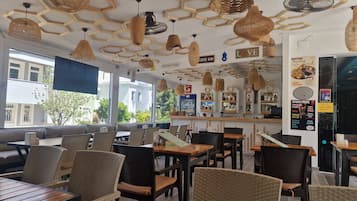 Pequenos-almoços, almoços, jantares servidos, cozinha internacional