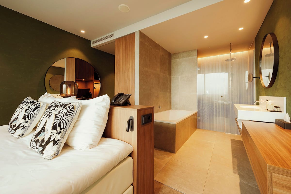 Quarto executivo | Banheiro | Produtos de toalete grátis, secador de cabelo, toalhas de banho