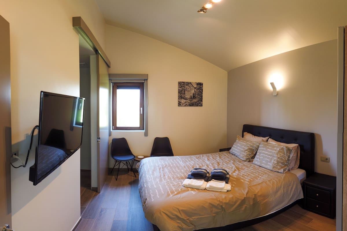 Quarto casal standard, 1 cama Queen, para não fumantes, vista para o jardim | Frigobar, cofres nos quartos, cortinas blackout, quartos à prova de som