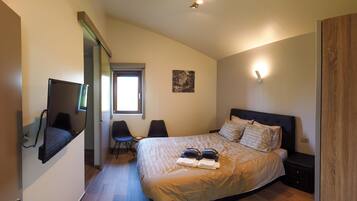 Quarto Duplo Standard, 1 cama queen-size, não fumadores, vista para o jardim | Minibar, cofre no quarto, com decoração personalizada