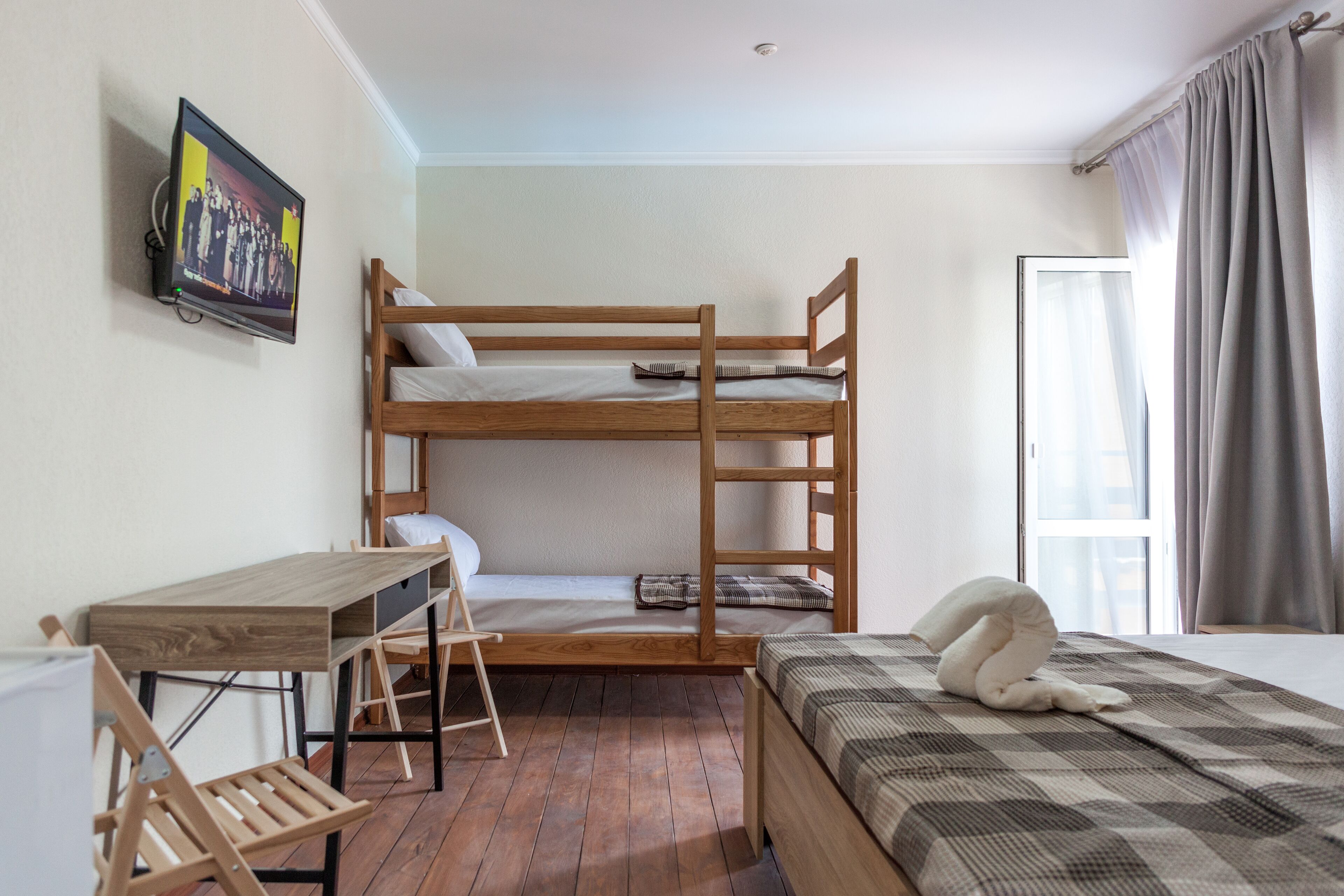 Quarto Quádruplo Básico | Cofre no quarto, secretária, cortinas/cortinados opacos 