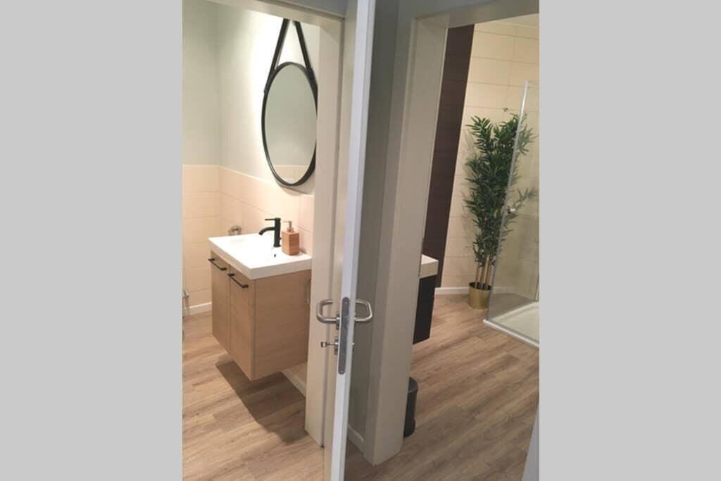 Apartamento superluxo, 2 quartos, terraço | Banheiro | Chuveiro, toalhas de banho, sabonete, shampoo
