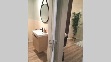 Apartamento superluxo, 2 quartos, terraço | Banheiro | Chuveiro, toalhas de banho, sabonete, shampoo