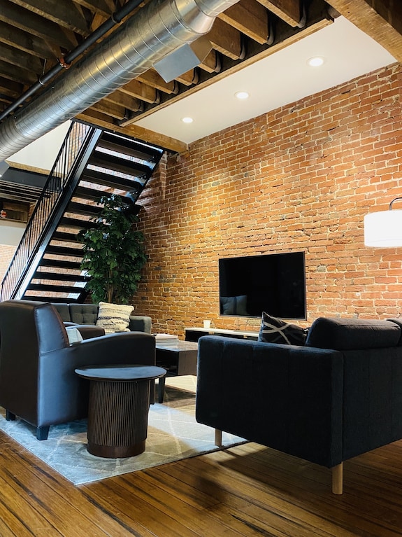 Amazing Luxury Urban Loft! West Main Street - Private Deck - Riverfront Views! - KFC Yum! Center