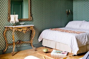 1 quarto, secretária adequada para computadores portáteis 