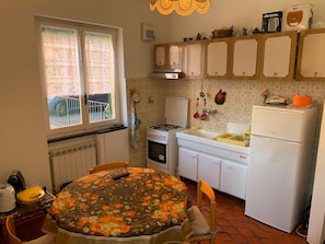 Apartamento, 2 quartos | Cozinha privada | Um frigorífico/congelador grande, um micro-ondas, um forno 