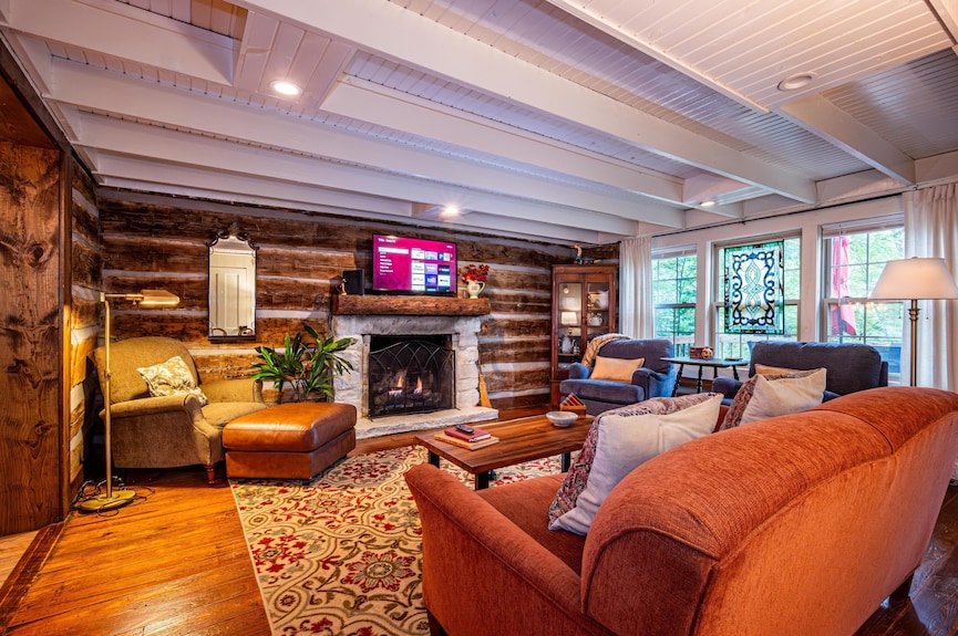 2br , 2ba Log Cabin - Indiana