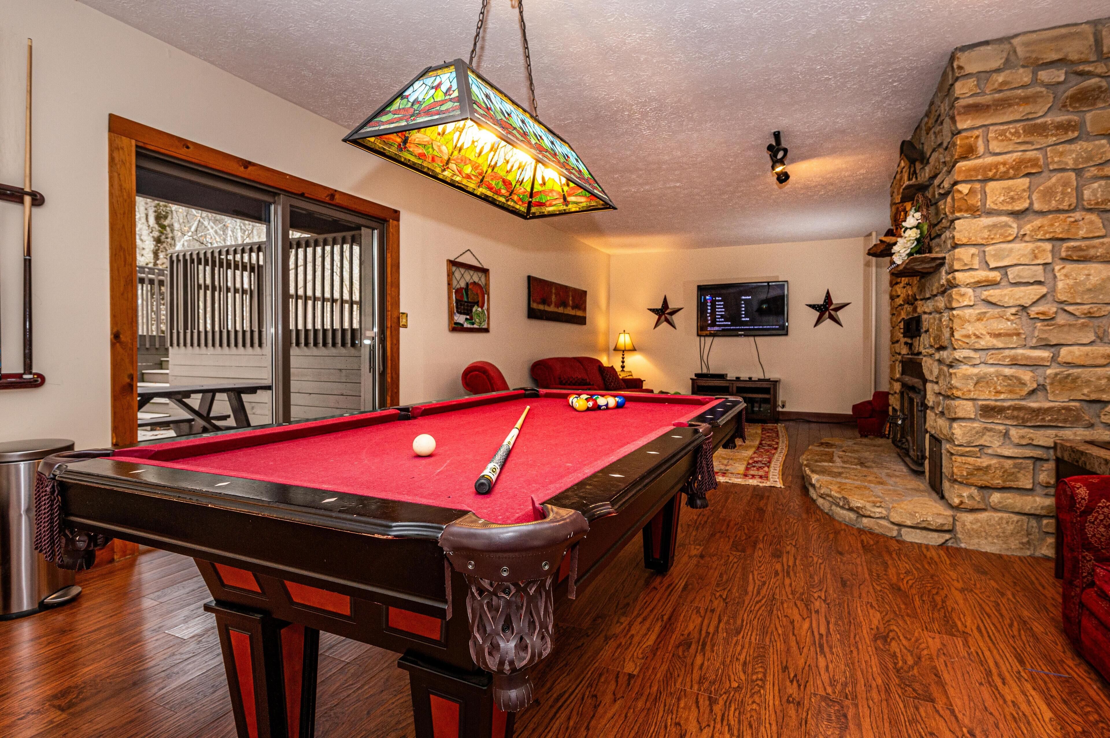 Unique Secluded Cabin, Cathedral Ceiling, Gas Cook Range, Pool Table ,Hot Tub - Brown County, IN