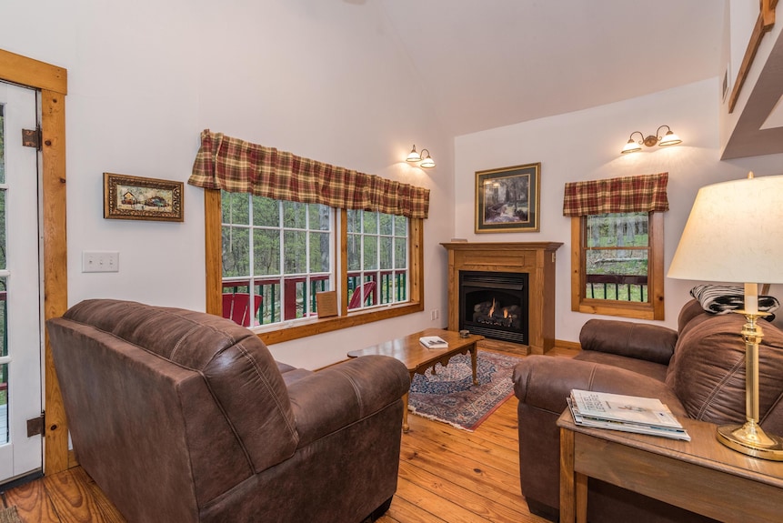 Hilltop Cabin 2 Miles To Nashville | Hot Tub & Valley Views 2br, 2ba - Nashville, IN