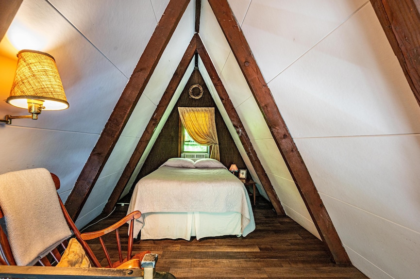 Romantic A-frame Cabin | Hot Tub, Views & Near Nashville 1br, 1ba - Brown County State Park, Nashville