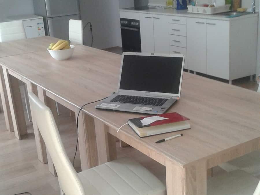 Um frigorífico, um micro-ondas, um forno, utensílios de cozinha