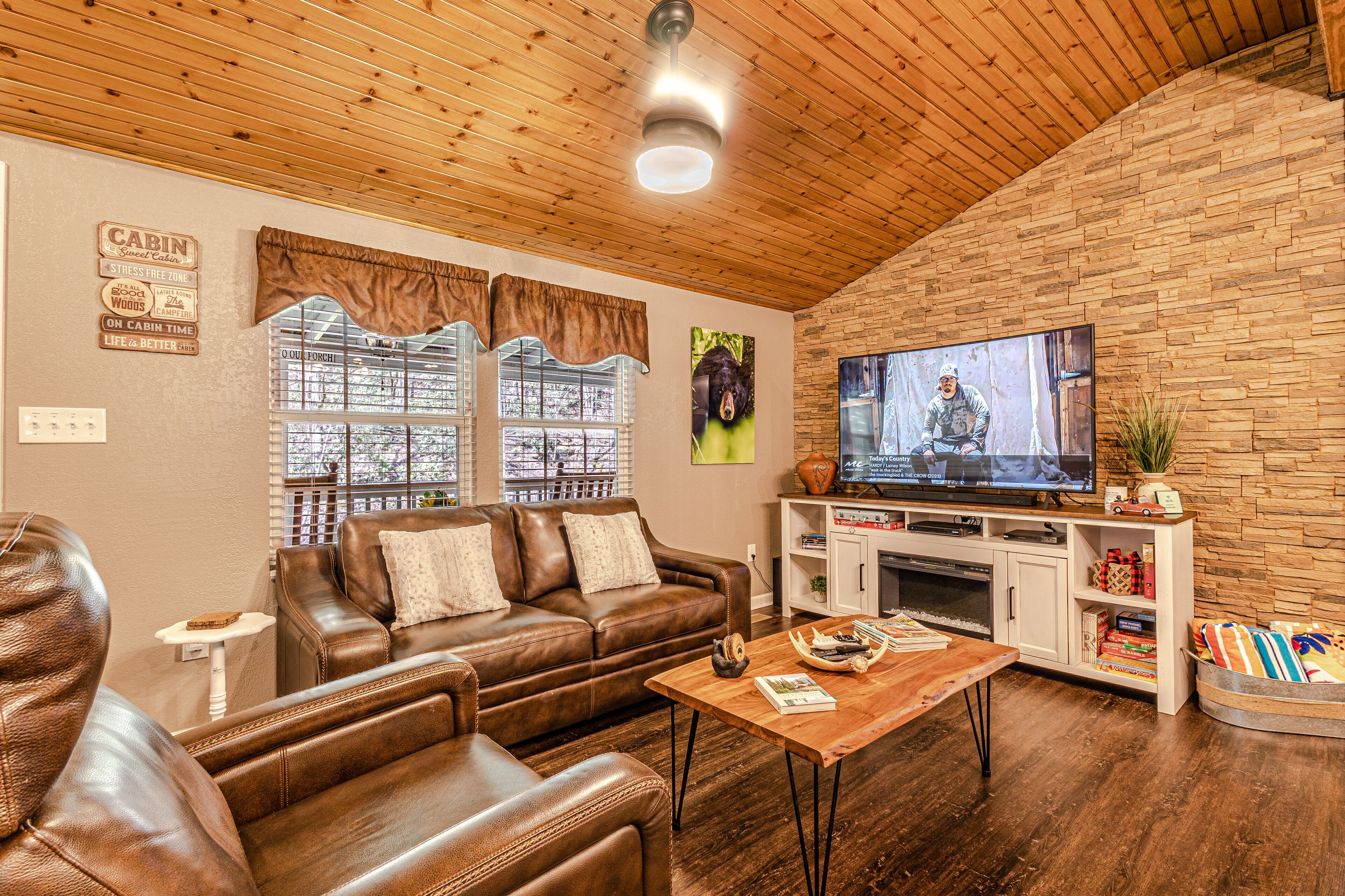 "Creekside Escape" Cabin On Roaring Creek, Hot Tub, 2/2, Bryson City - Cherokee, NC