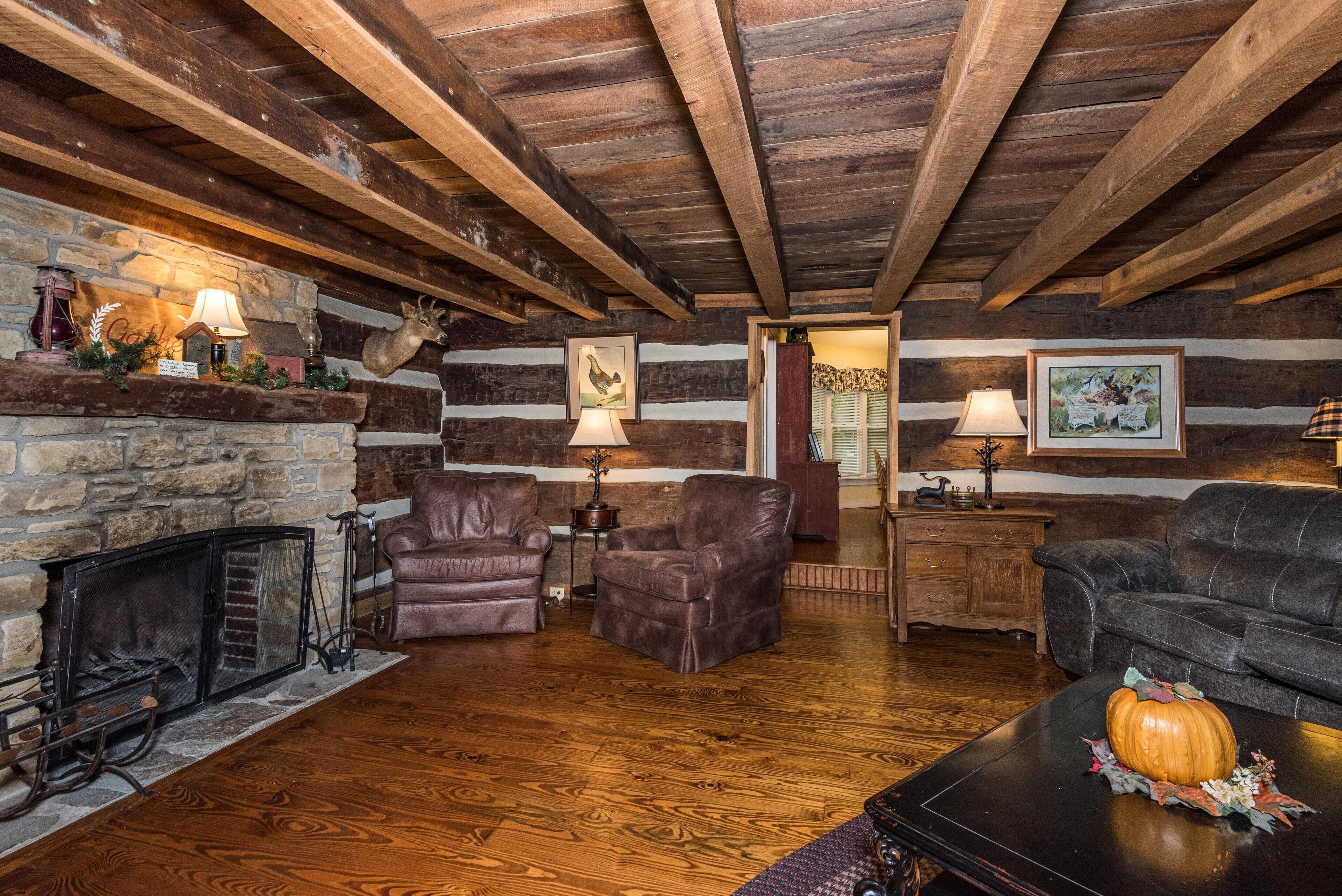 4 Br, 2 Ba Log Cabin, Charming Mix Of Old And New, Close To Village Of Story - Nashville, IN