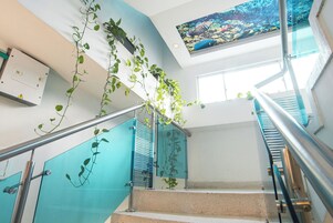 Corrimãos nos corredores