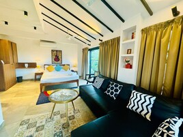 Suíte família, vista para a piscina | Cofres nos quartos, individualmente decorados