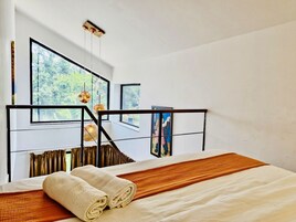 Suíte premium, sacada, vista para a piscina | Cofres nos quartos, individualmente decorados