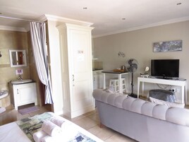 Suíte estúdio clássica | Área de estar | TV 80 cm com canais digitais