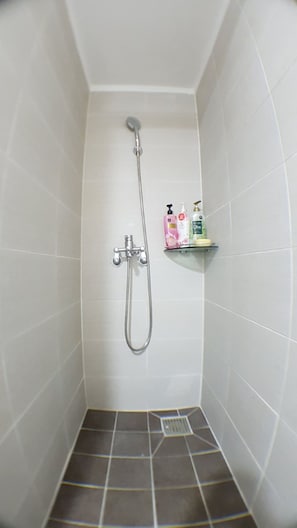 Casa (Gelbe) | Duche na casa de banho