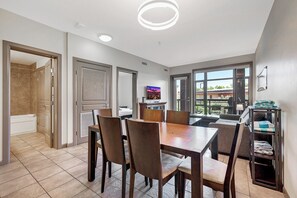 Apartamento (2 Bedrooms) | Opções para refeição no quarto