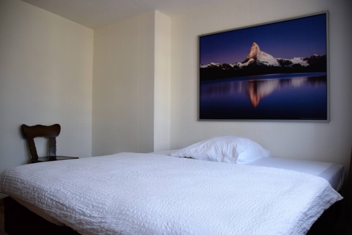 Quarto Duplo | Secretária, Wi-fi grátis, roupa de cama fornecida 