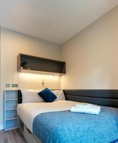 Quarto casal | Roupas de cama premium, escrivaninha, espaço de trabalho para notebook