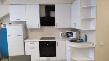 Suite-Estúdio Superior | Cozinha privada | Um frigorífico, um micro-ondas, uma placa de cozinha