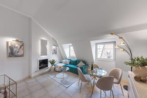 Apartamento superluxo | Área de estar | TV de tela plana, pisos aquecidos