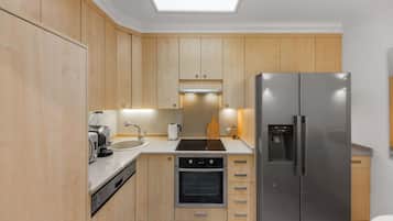 Geladeira, micro-ondas, fogão, cooktop
