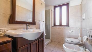 Apartamento, 2 quartos | Banheiro | Chuveiro, chuveiro com efeito de chuva, secador de cabelo, bidê