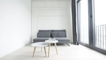 Apartamento Comfort | Sala de estar | Televisor de ecrã plano de 120 cm com canais por cabo, televisor