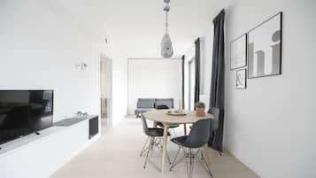 Apartamento Comfort | Sala de estar | Televisor de ecrã plano de 120 cm com canais por cabo, televisor